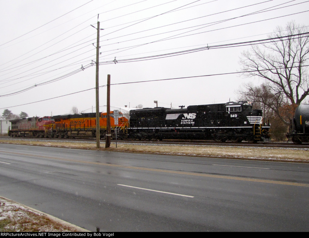 NS 1149, BNSF 7176 and 605